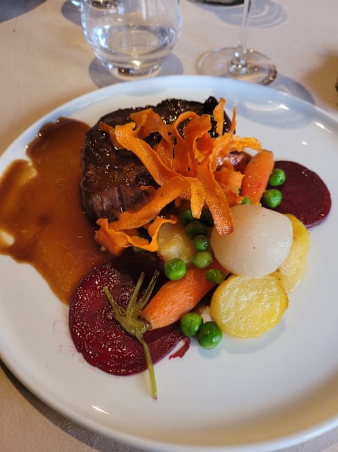 Restaurant La Toque Blanche à Les Mesnuls - Menu, avis, prix et ...