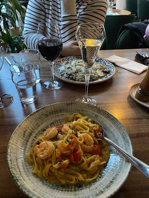 Mondo Pazzo i Sundbyberg - Restaurangens meny, öppettider, bokning ...