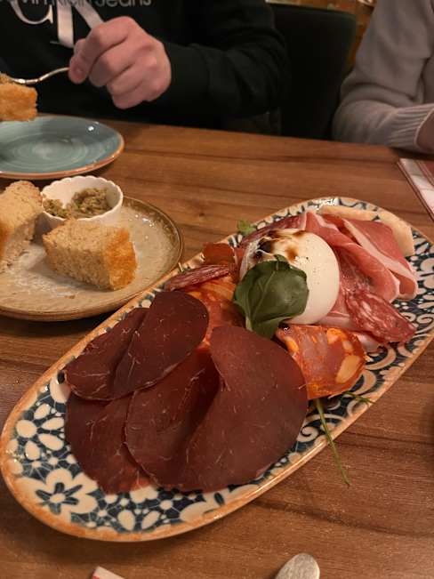Mondo Pazzo i Sundbyberg - Restaurangens meny, öppettider, bokning ...