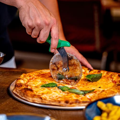 Restaurant MOB Pizza Socials à Londres - Menu, avis, prix et ...