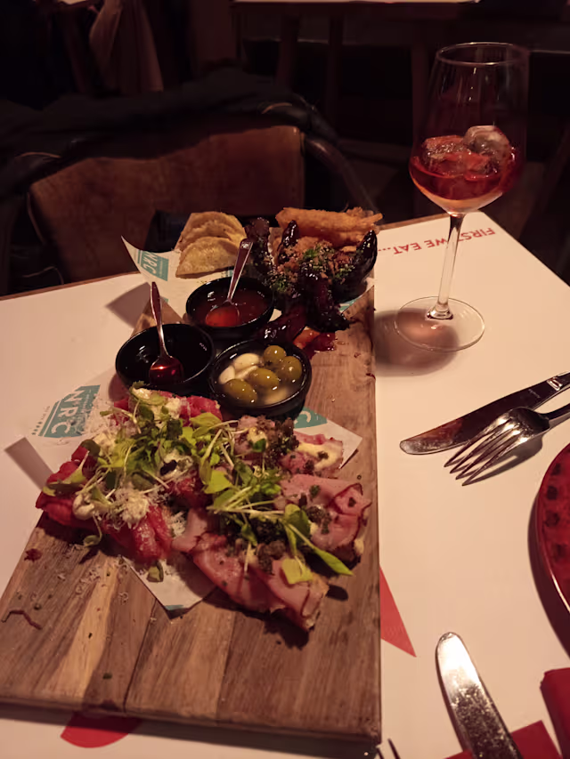 Nieuw Rotterdams Cafe (NRC) in Rotterdam - Menu, openingstijden ...