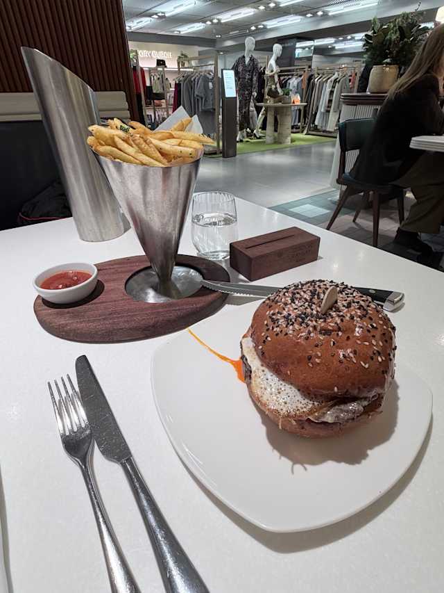 Gordon Ramsay Burger at Harrods in London - Restaurant Reviews, Menu ...