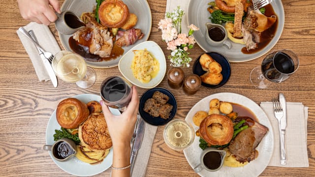 The 10 Best Restaurants with Christmas and New Year's Menus in ...